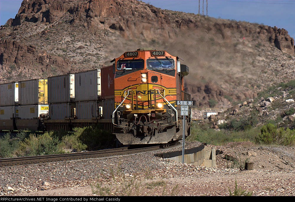 BNSF 4807 on the point of the J.B. Hunt train